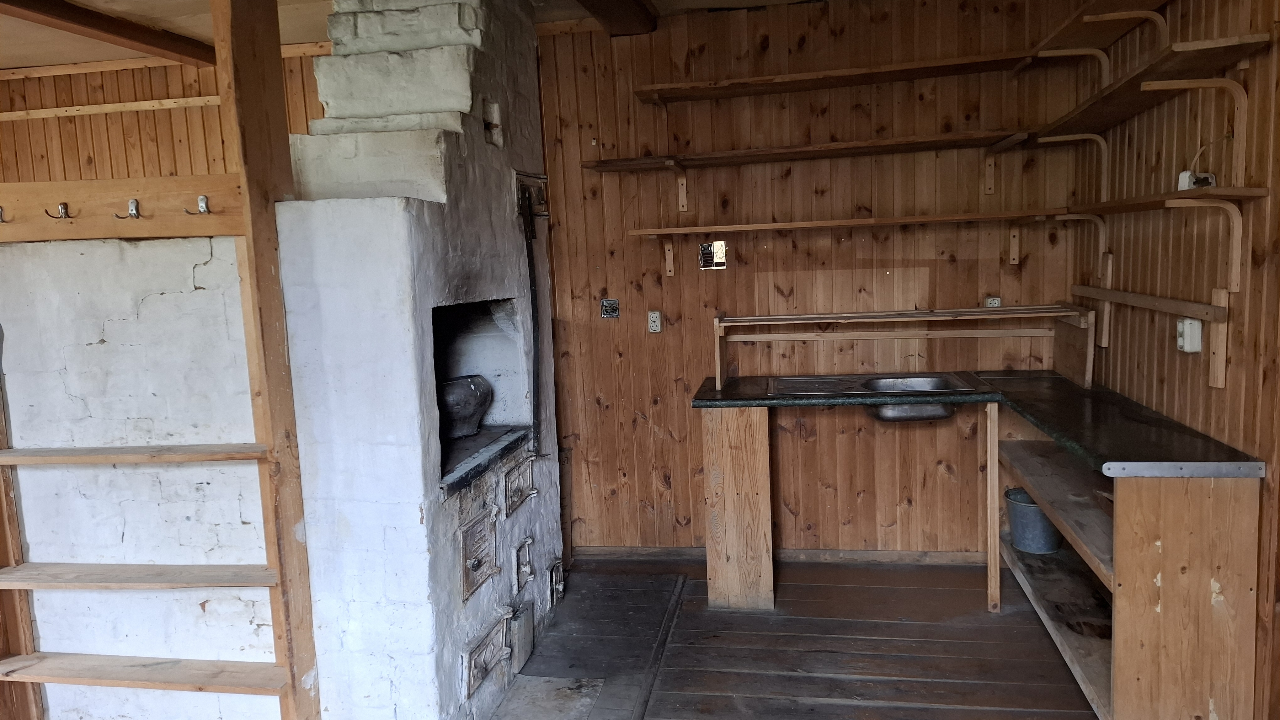 Видеоосмотр комнаты с печью. 10.2025