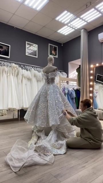 Процесс укорачивания платья