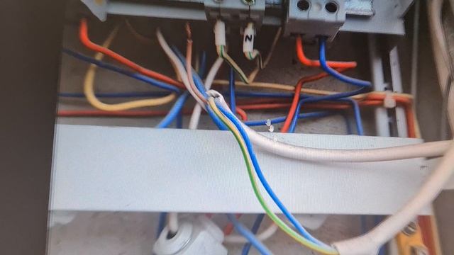 Как воруют электричество.