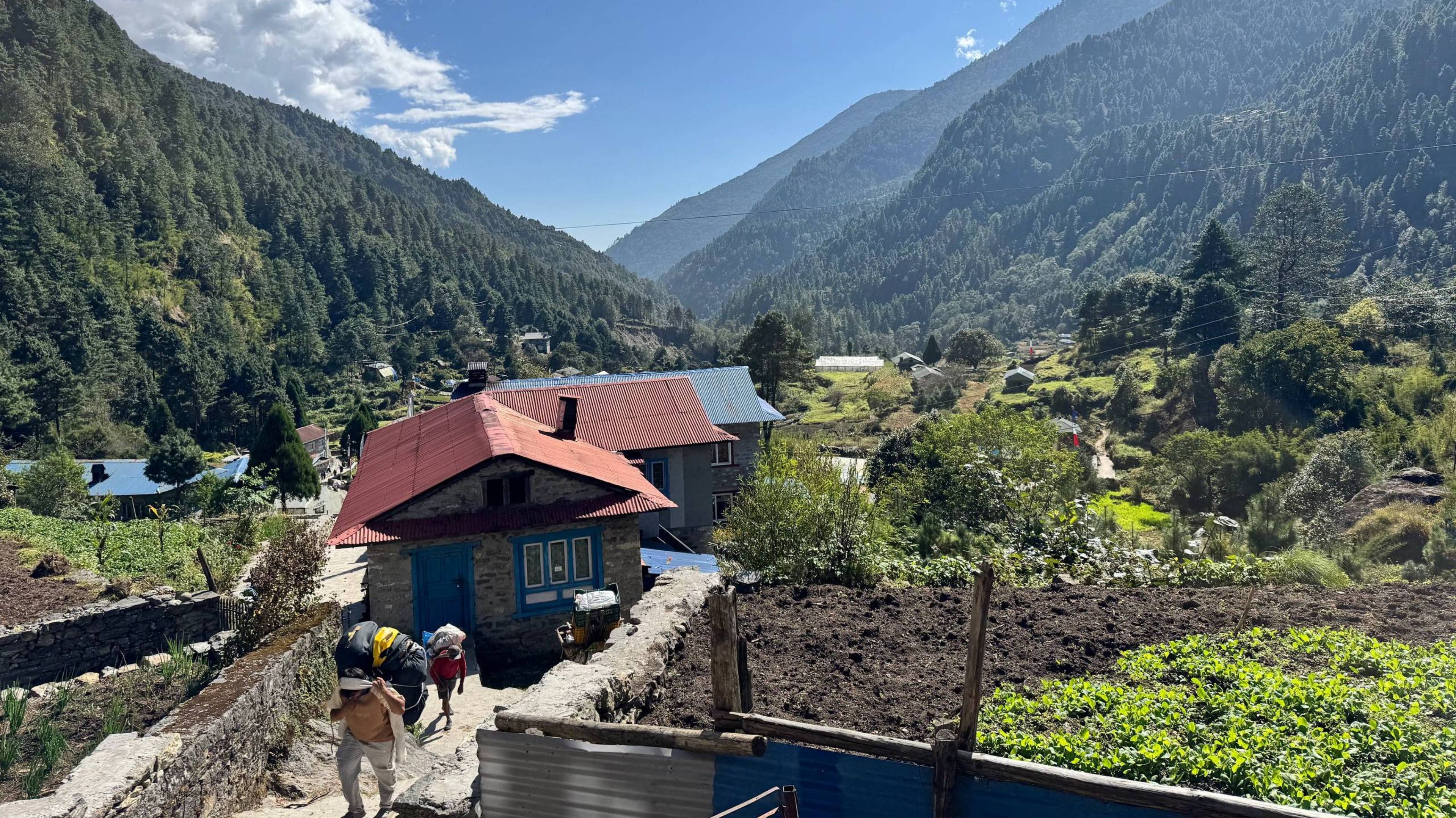 Первый день трека к подножью Лобуче. Перелет на вертолёте и короткий треккинг