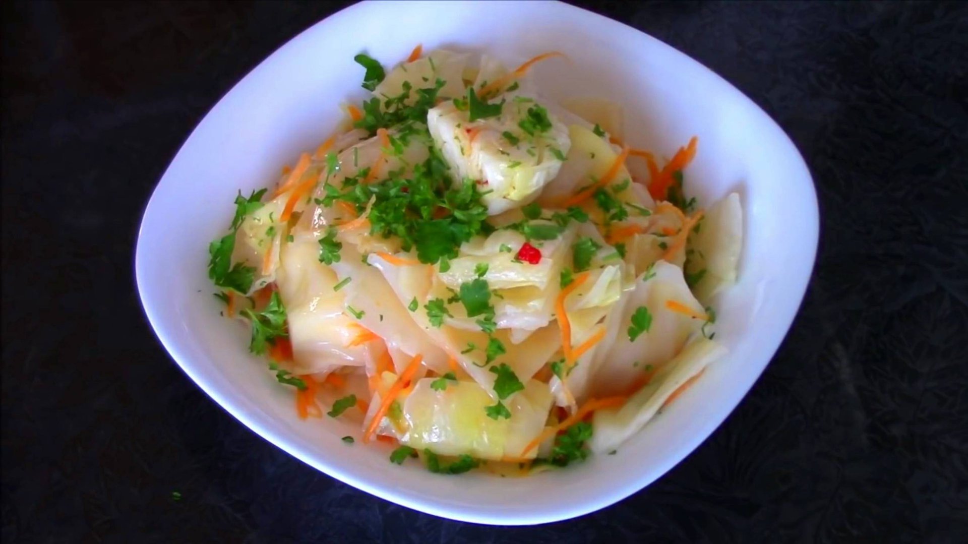 Кимчи из белокочанной капусты - сочная и хрустящая корейская закуска быстрого приготовления.