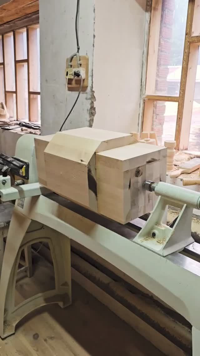 Рабочий процесс: стол из массива дерева на мощных точеных ногах