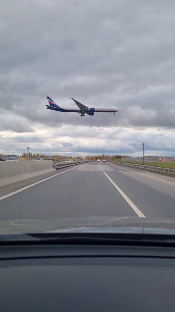 Самолет Аэрофлота идет на посадку в Шереметьево