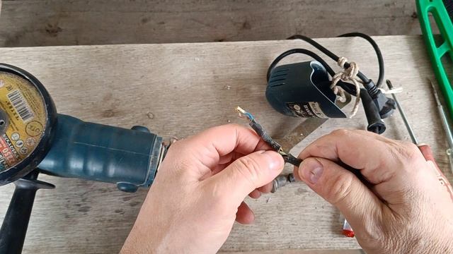 Ремонт болгарки. УШМ замена резиновой втулки на гибком проводе болгарки. Защитный чехол для кабеля.