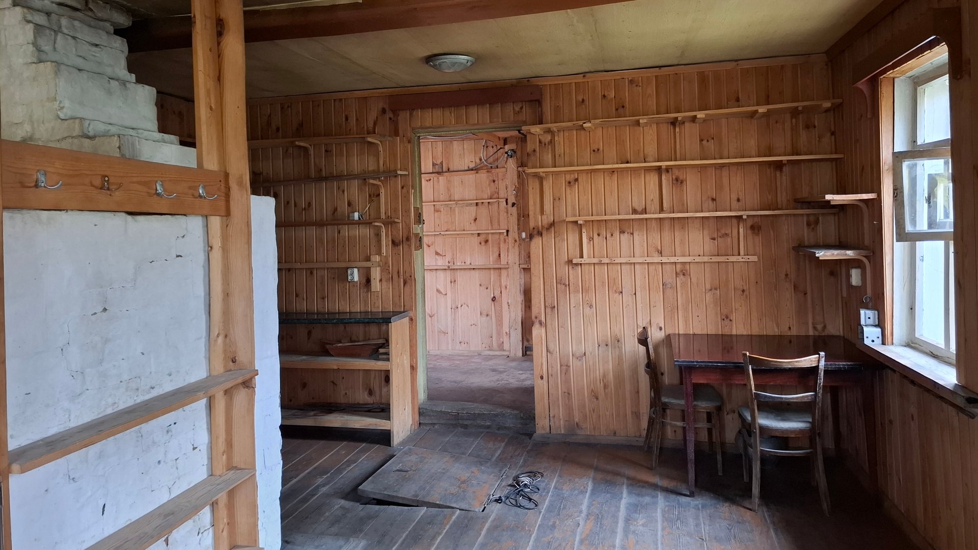 Видеоосмотр дома-избы. Сени, веранда, комната с печью, чердак, подпол, вид с крыши. 10.2025