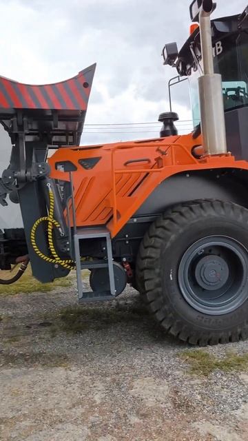 Локомобиль СТАНИСЛАВ-705, две автосцепки, отвал, щетка с вертикальным подъёмом #локомотив #бку #локо