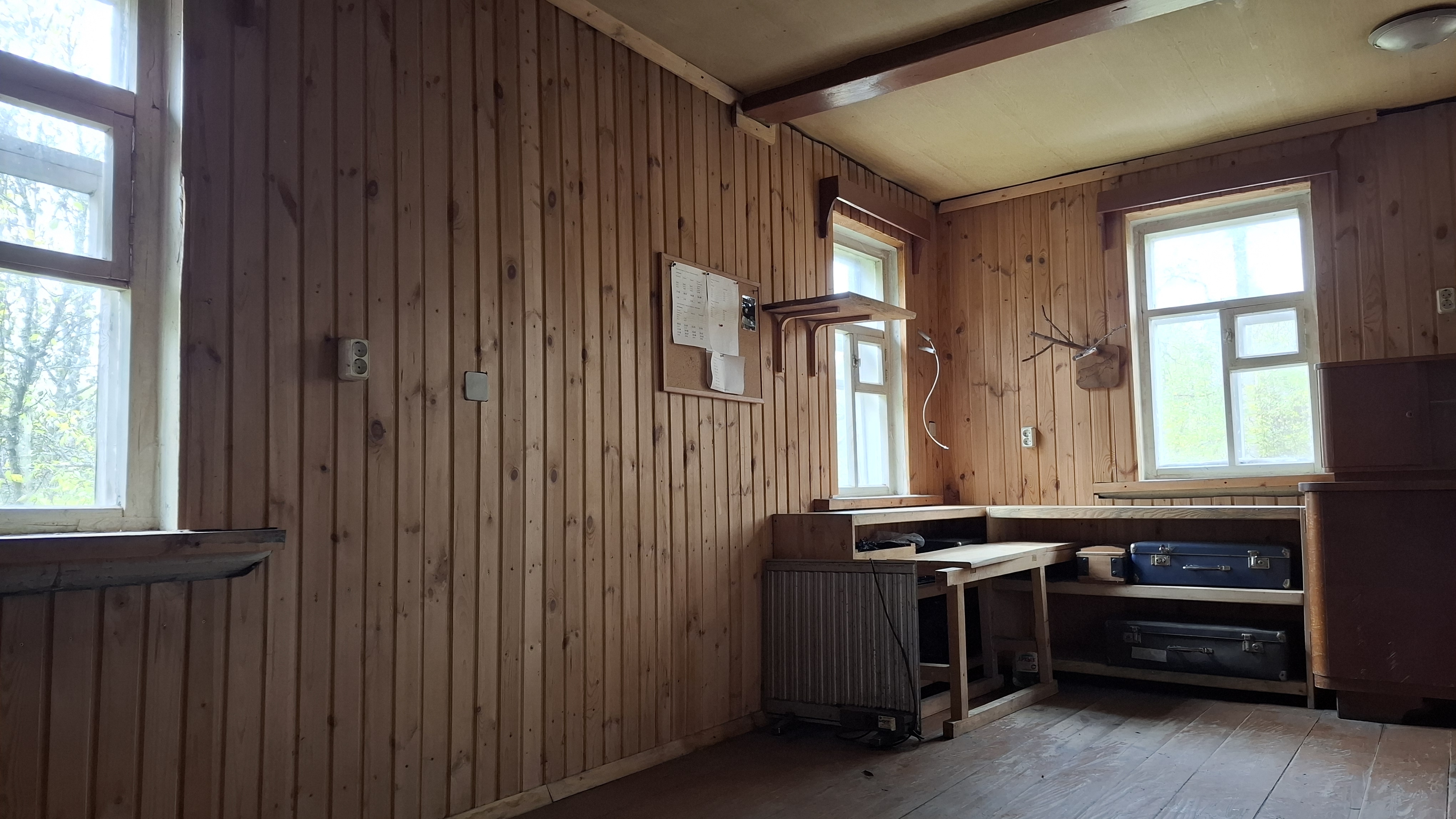 Спуск в подполье под срубом