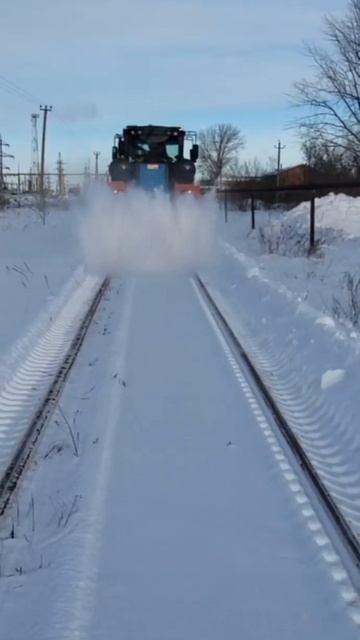 Локомобиль СТАНИСЛАВ-705 чистит снег бульдозерным отвалом и щеткой. Новинка!