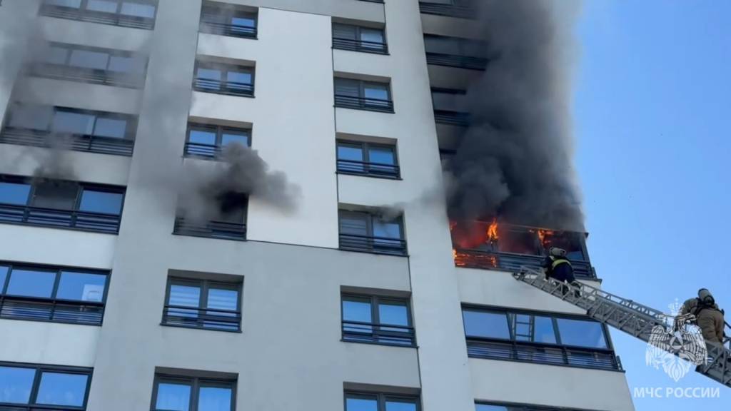 В Сургуте пожарные спасли троих детей из горящей квартиры