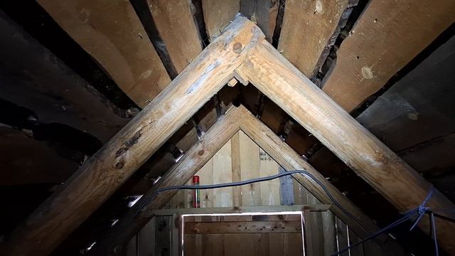 Осмотр крыши сарая