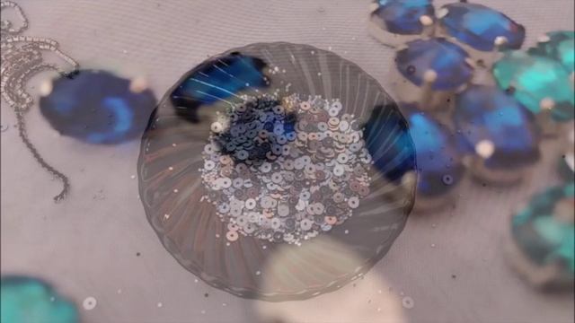 Брошка на ладошке