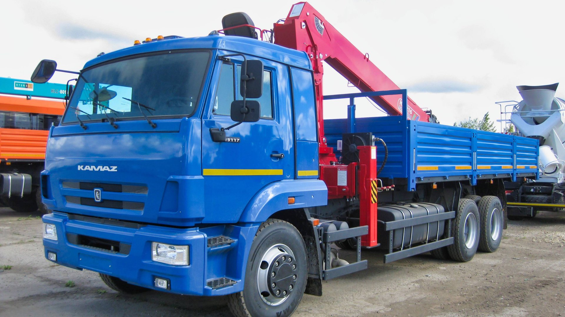 Бортовой автомобиль КАМАЗ-65117 с КМУ HORYONG HRS 216