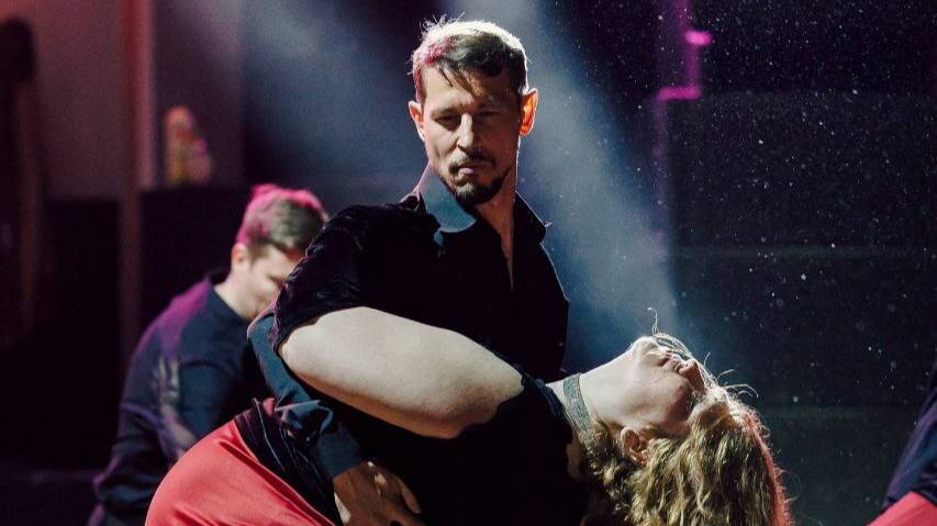 Танцевать? Перед полным залом? Да неее)))