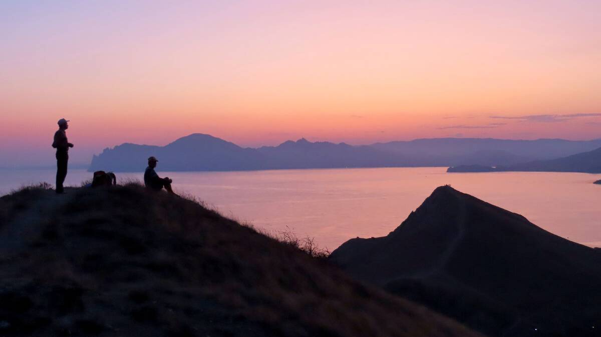 Невероятно красивый и яркий закат над Коктебельской бухтой.