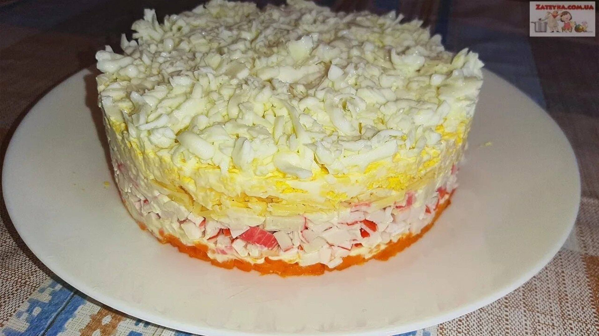 Очень вкусный салат с морковью по корейски и крабовыми палочками.