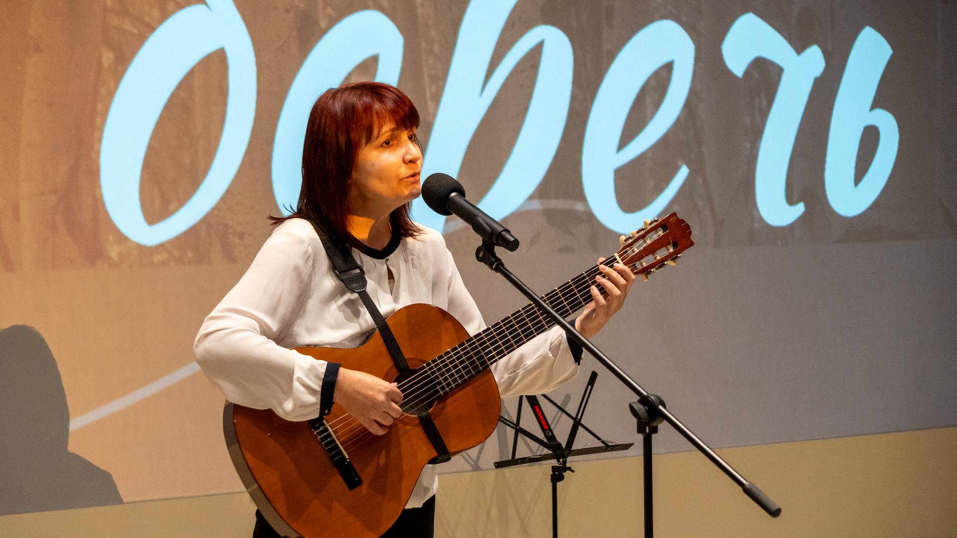 "Нет, он не пропал в тот день без вести...", поёт Алла Мельник