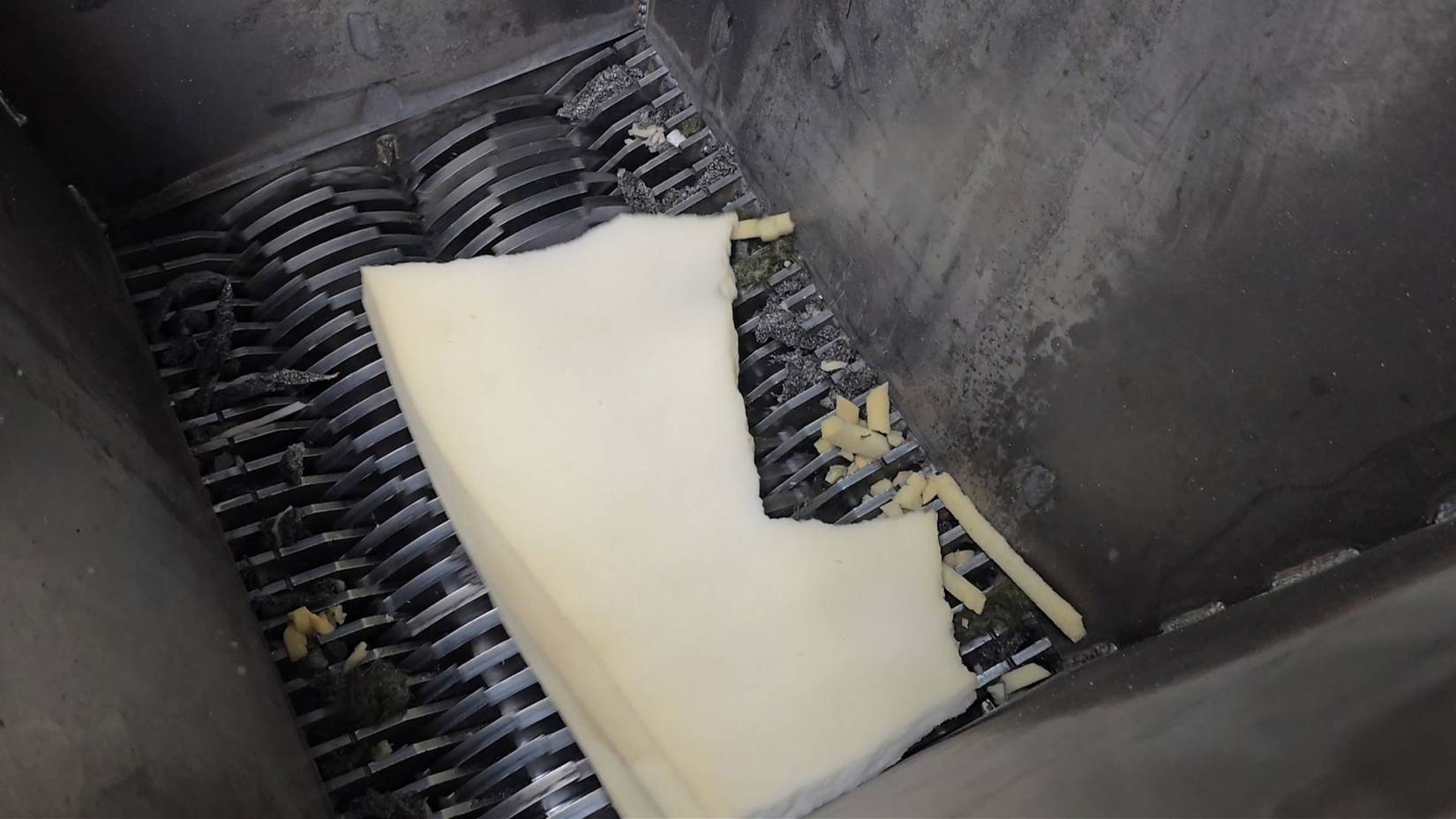 Измельчение крупного куска поролона на шредере ИШМ-220-500