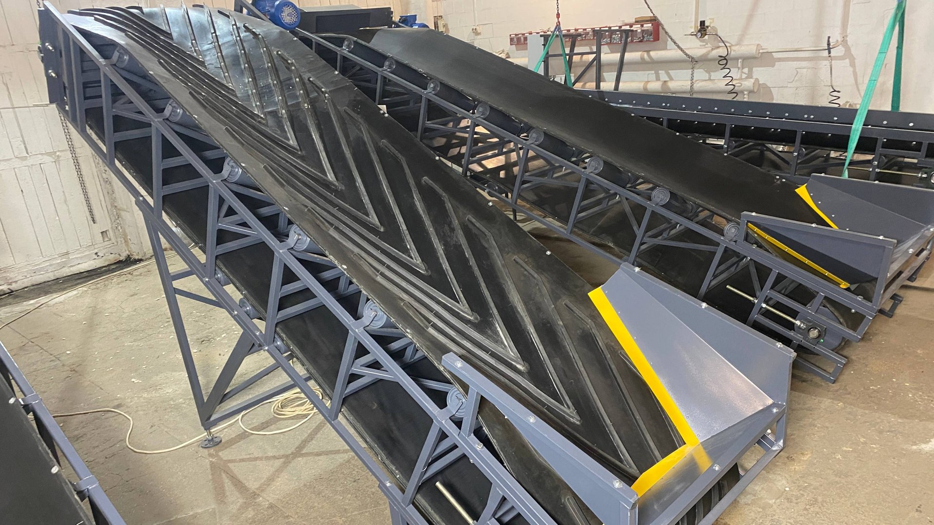 Желобчатый конвейер с шевронной лентой для песка, щебня. 1000