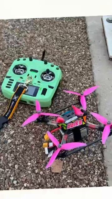 Дроны летят по трассе на улице для fpv дронов