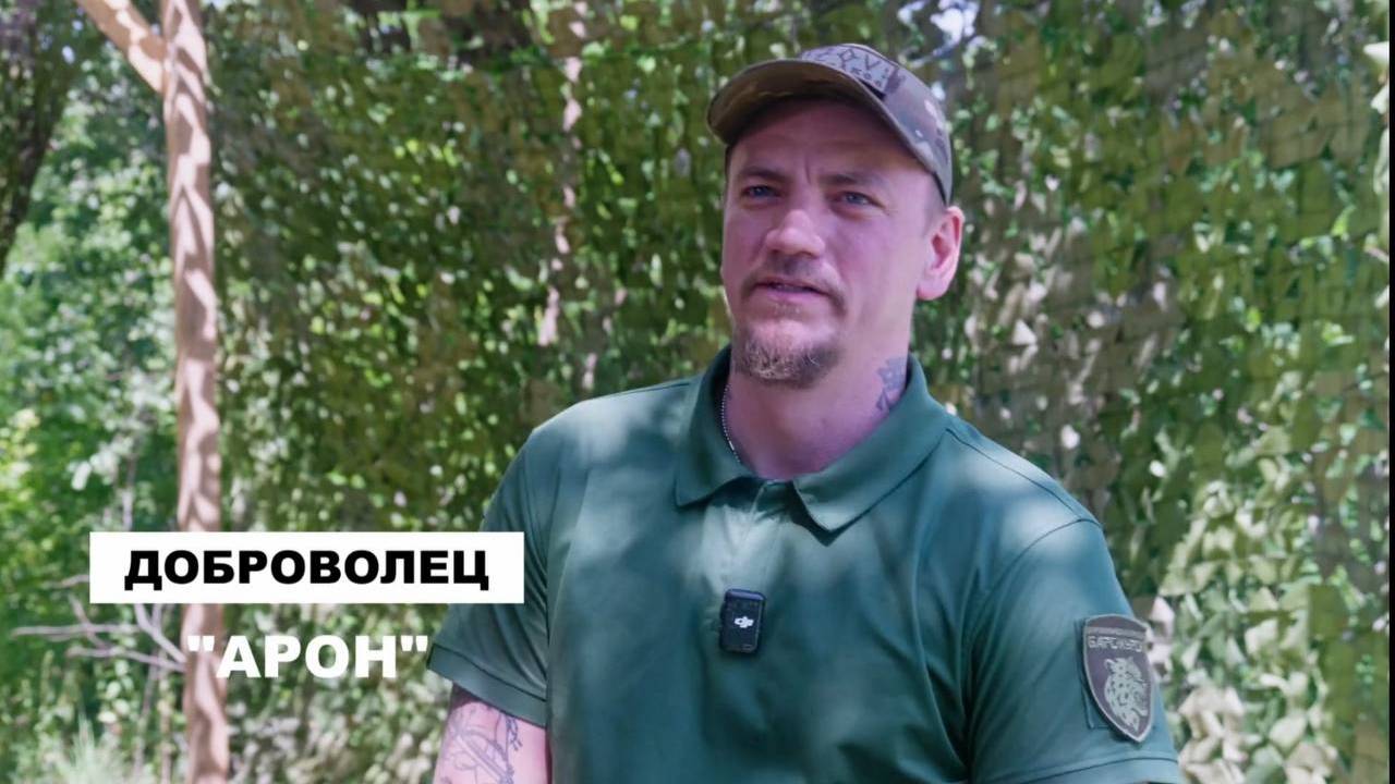 Фильм "Добровольцы" - Арон