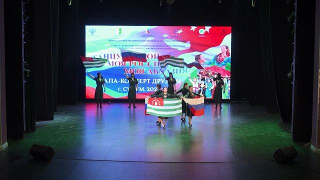 1. Хореографическая композиция с флагами – Детский хореографический ансамбль «Кудры»