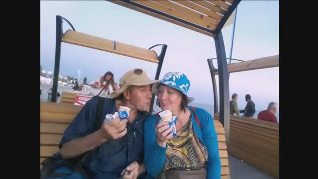 Вечернее купание в море. Прогулка по ночной набережной Адлера.Поющие фонтаны.Купила себе сувенир - С