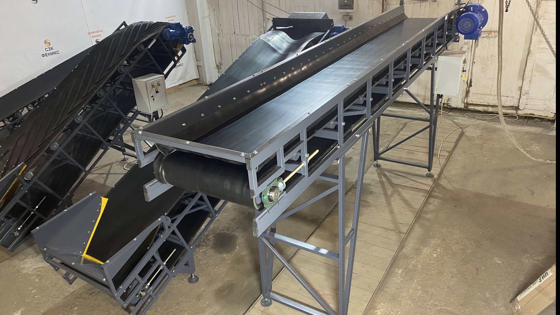 Горизонтальный конвейер для сыпучих материалов с загрузочной борт-воронкой. 1001
