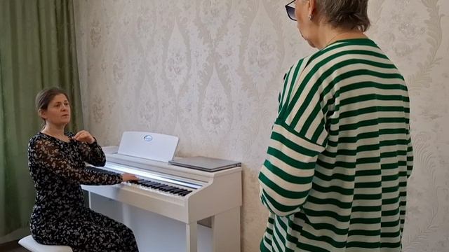 Урок вокала и ооочень много полезной информации в виде объяснений: головной резонатор, дыхание и всё