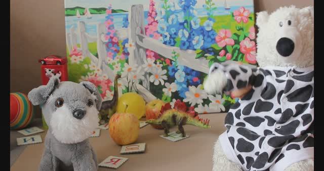 Мишка и Дружок изучают гласные буквы и считают до 10.