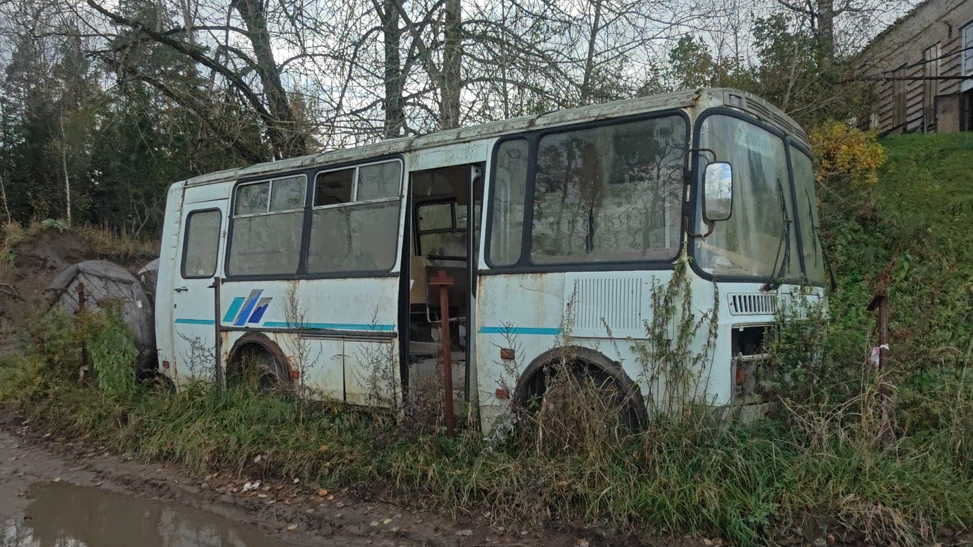 Советский автобус ПАЗ, заброшенный на территории предприятия под Кингисеппом