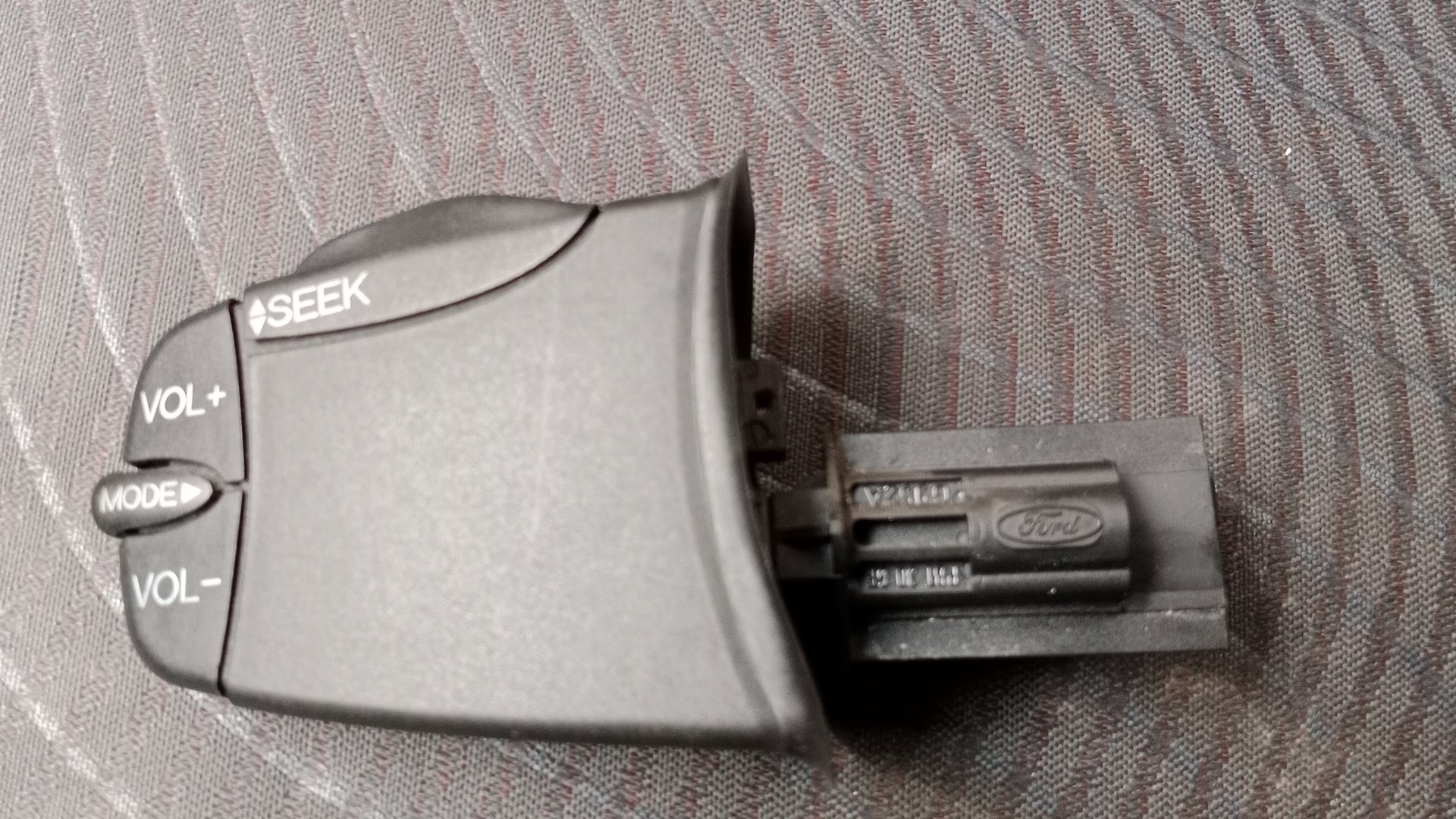 Ford Fusion снимаем подрулевое управления магнитолой.