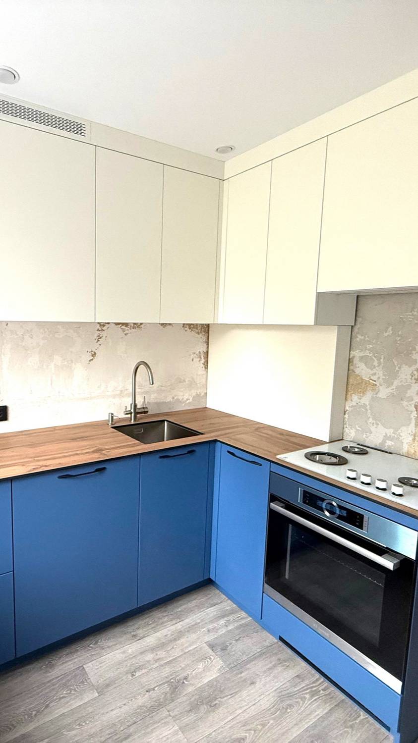 Морган - бело-синяя небольшая, встроенная угловая кухня, в современном стиле под потолок на заказ