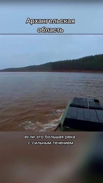 Мотобуксировщик Ростин в Архангельской области переправляется через реку.