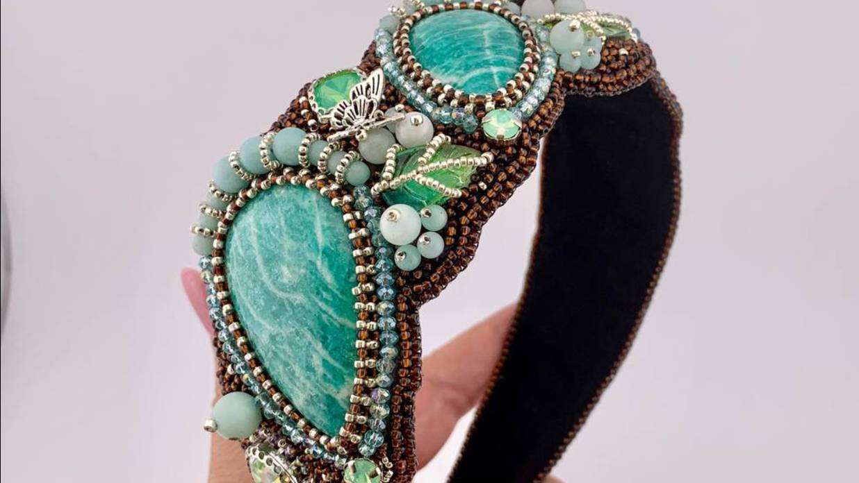 Ободок для волос с амазонитами.