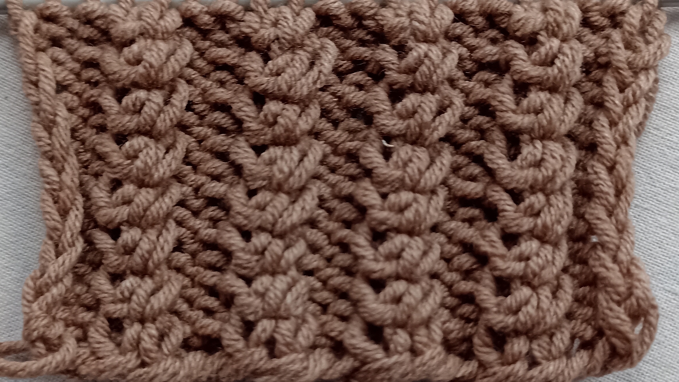 Красивая резинка два на два спицами .