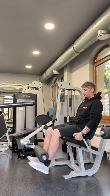 Разгибания ног сидя в тренажере