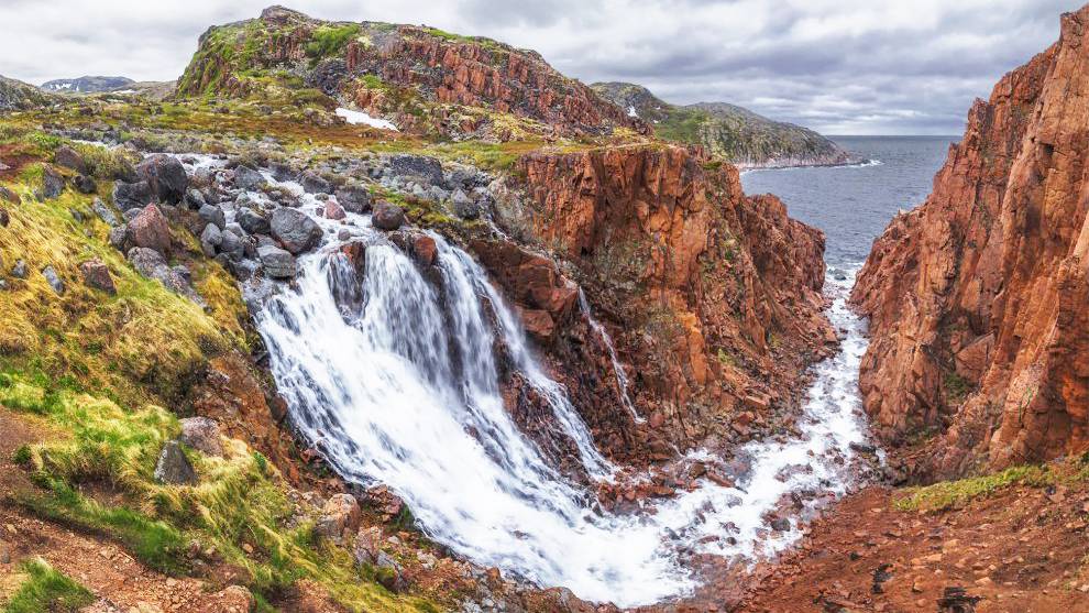 Морские волны разбиваются о скалы, Териберка.