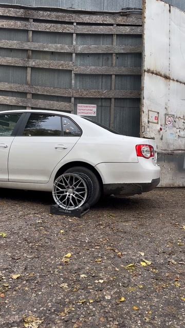 Volkswagen Jetta на примерке дисков в 17-ом диаметре
