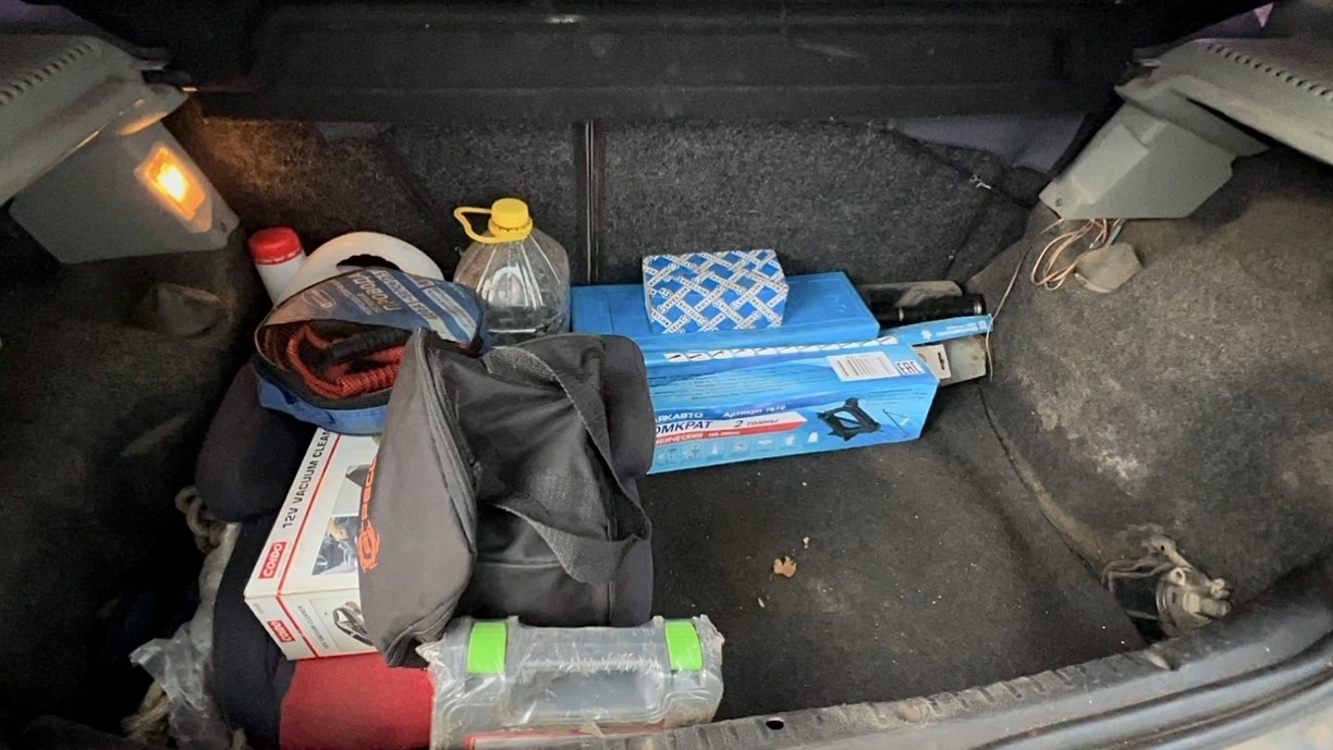 Что девушка возит в багажнике машины