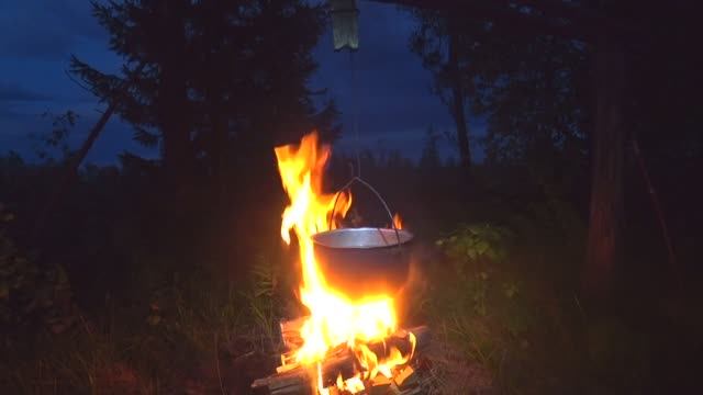 Осенняя рыбалка на таёжной реке.. Уха из хариуса на костре.