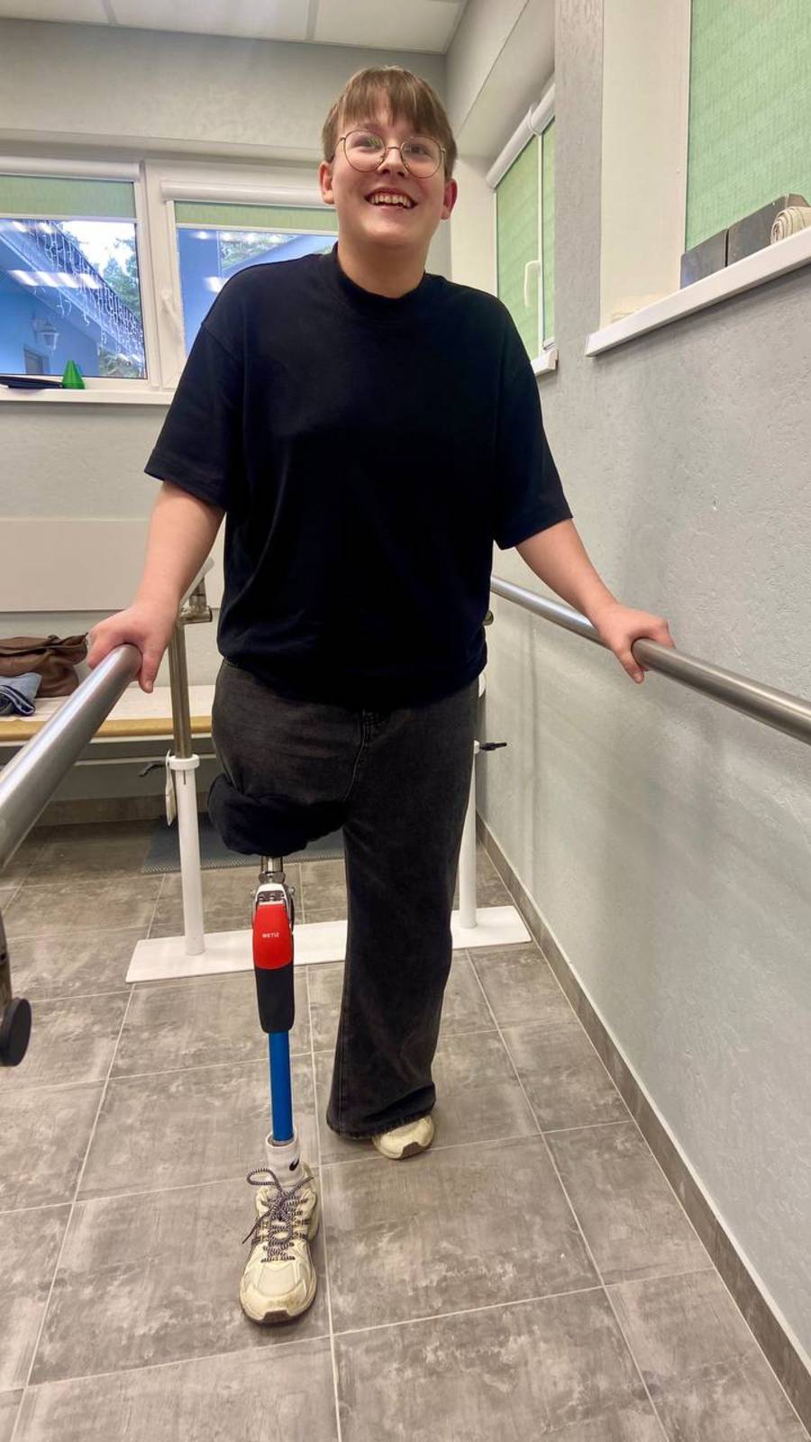 С кибер протезом по лестнице