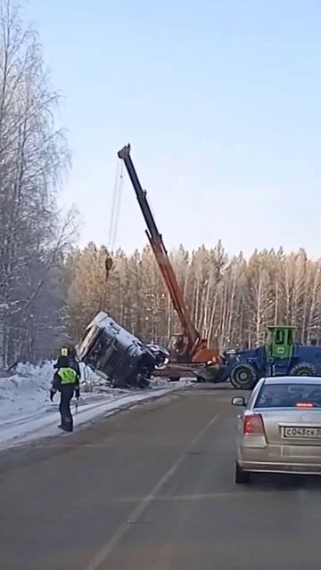 Уснул за рулём. А может быстро ехал, проворонил поворот