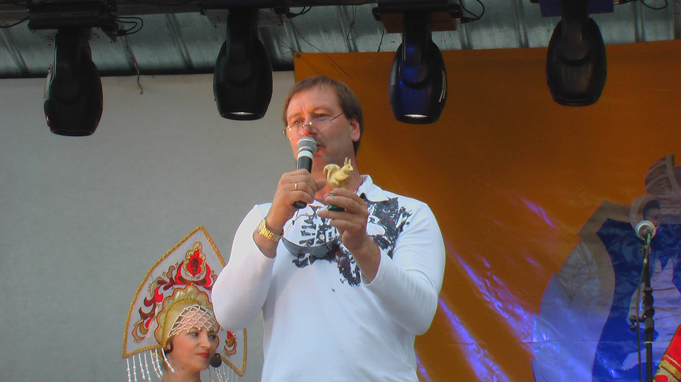 УРДОМА. исп. Александр  Белых. Центральная  сцена    посёлка  Урдома   ДЕНЬ  УРДОМЫ. 2003 год.