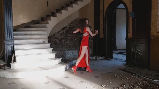 Танго. Обними меня, обними меня, обними, Так ласково, и не отпускай.