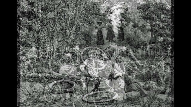 ВЕЛОСИПЕДИСТЫ В СТАРОМ ПЕТЕРУРГЕ