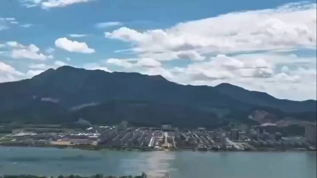 Разрушение старого моста с помощью взрывных работ в Хаэне. Китай.