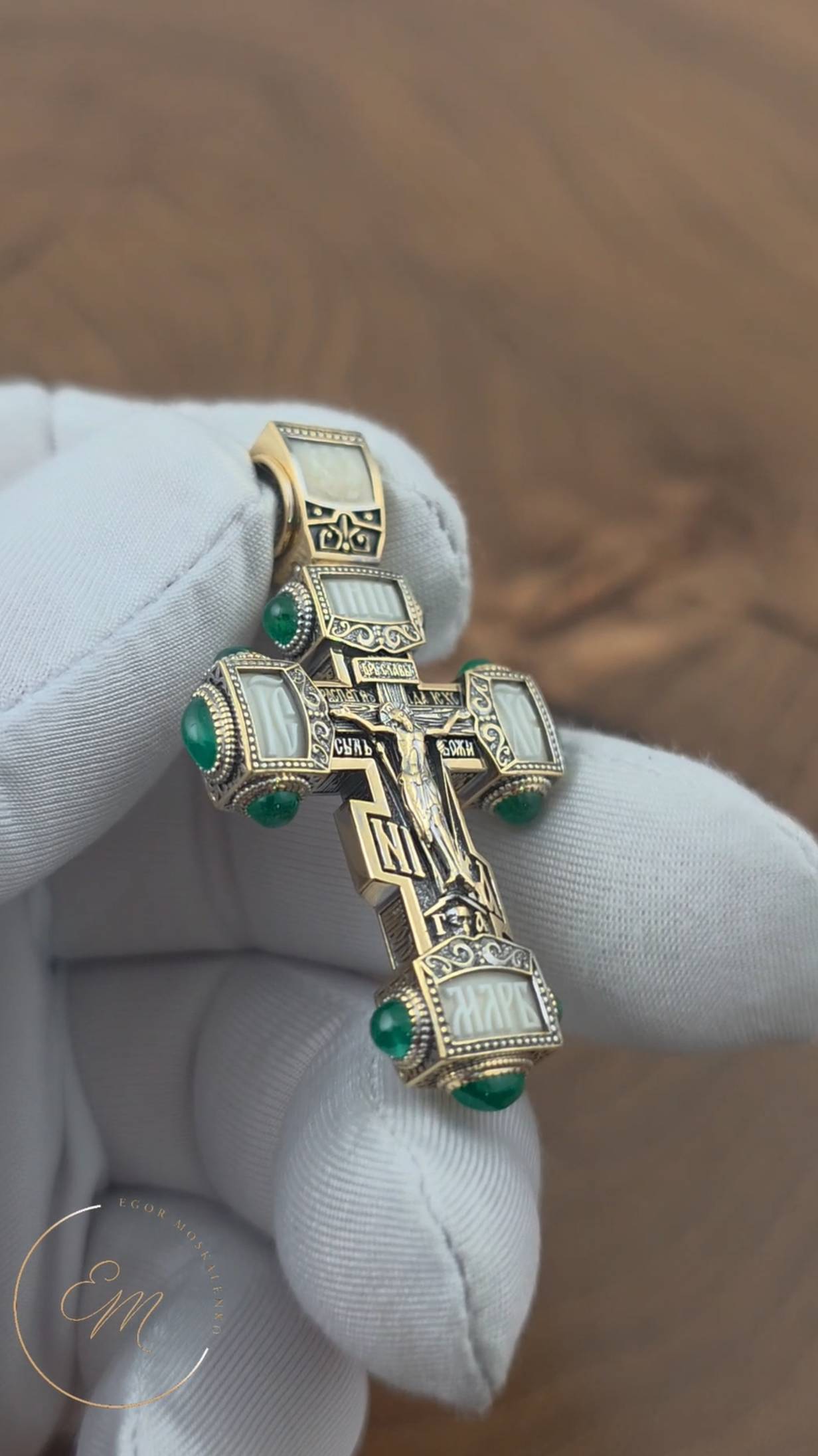 Золотой византийский крест с керамикой, украшенный изумрудами