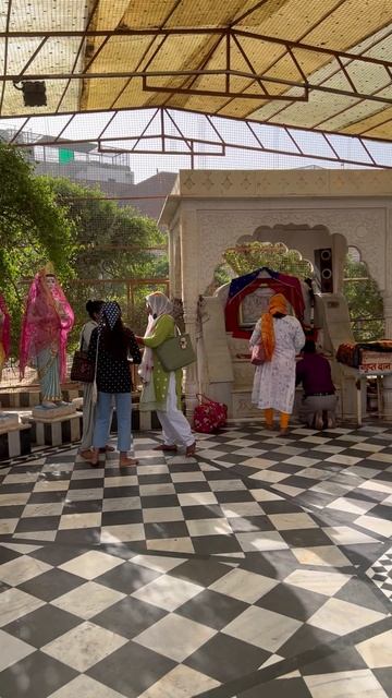 В этом саду по ночам танцуют Радхи и Кришна