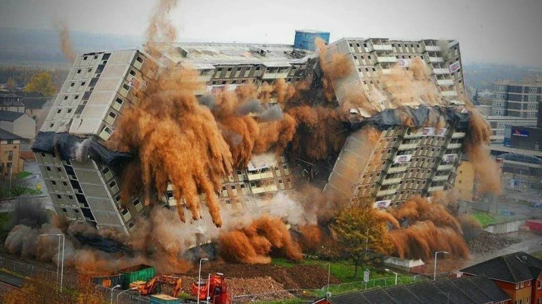 Уничтожите здания игра в роблокс зря я купил это(