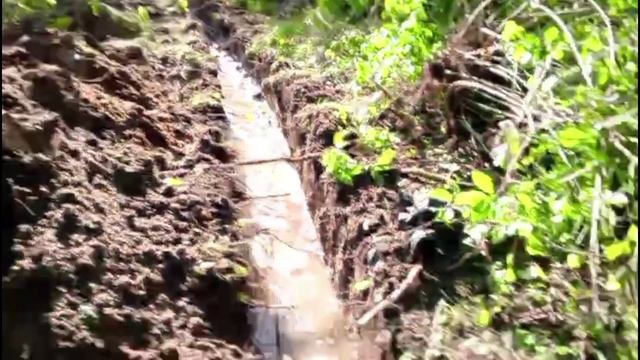 Тверской мини экскаватор в работе на участке